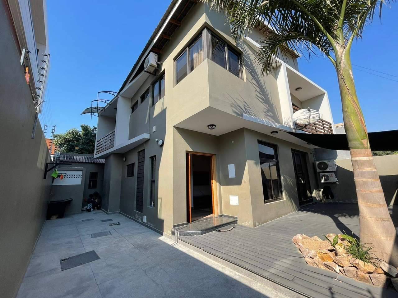 VENDE-SE MORADIA DÚPLEX T3 + 1 NO TRIUNFO PRÓXIMO AO JOSS VILLAGE