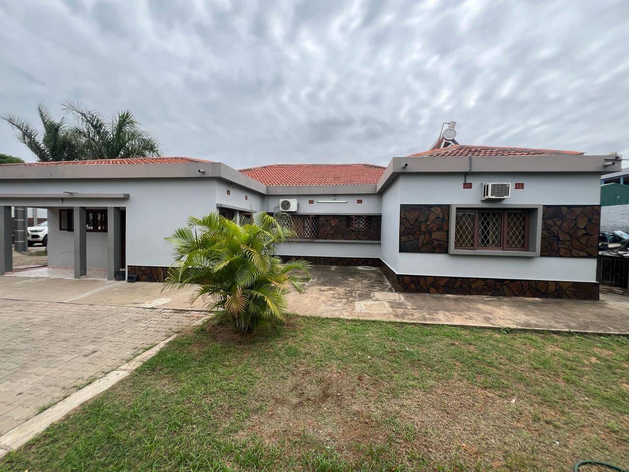 Oportunidade Única: Vivenda T4 com Piscina e Anexo na Infulene - 728