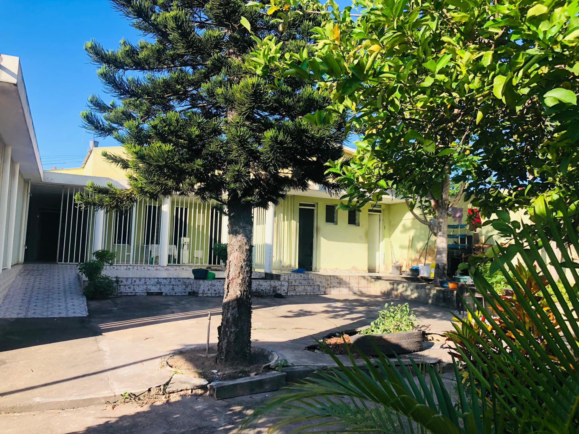 VENDE-SE TERRENO A BERMA DA ESTRADA N1 NO BAIRRO CHOUPAL - 1598