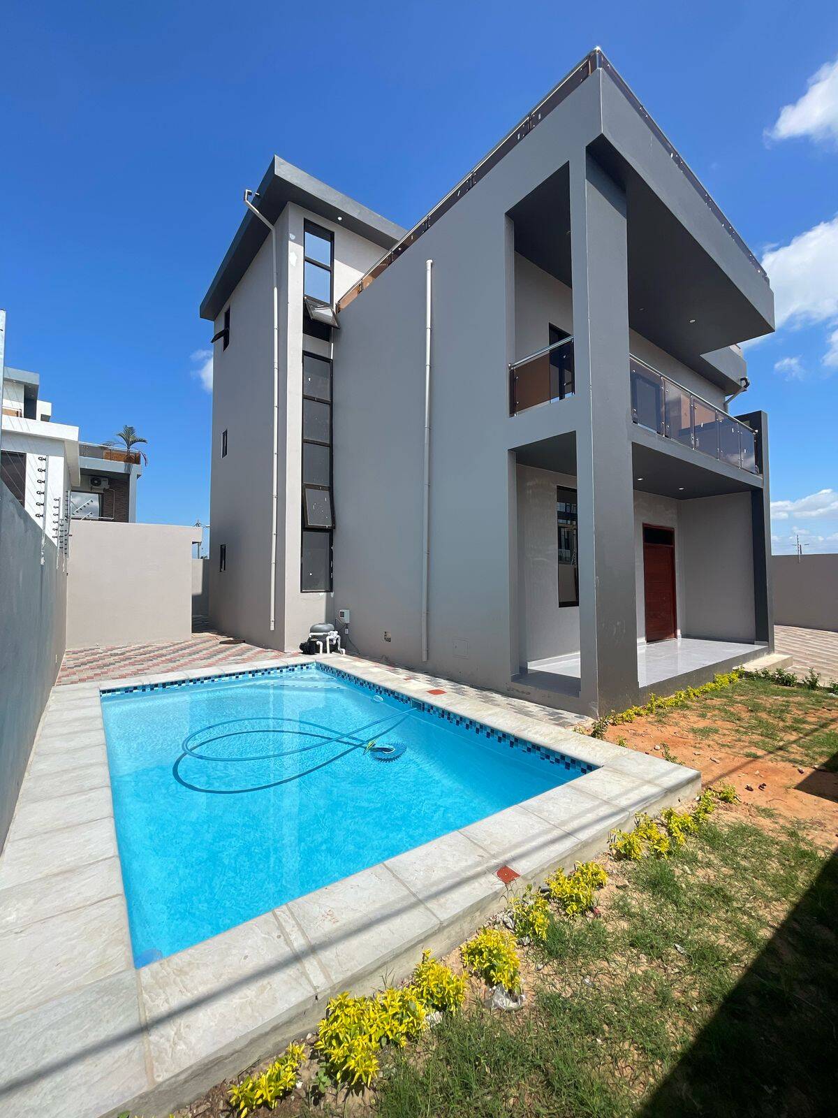 Vende-se Moradia T4 no Bairro de Mapulene - 1934