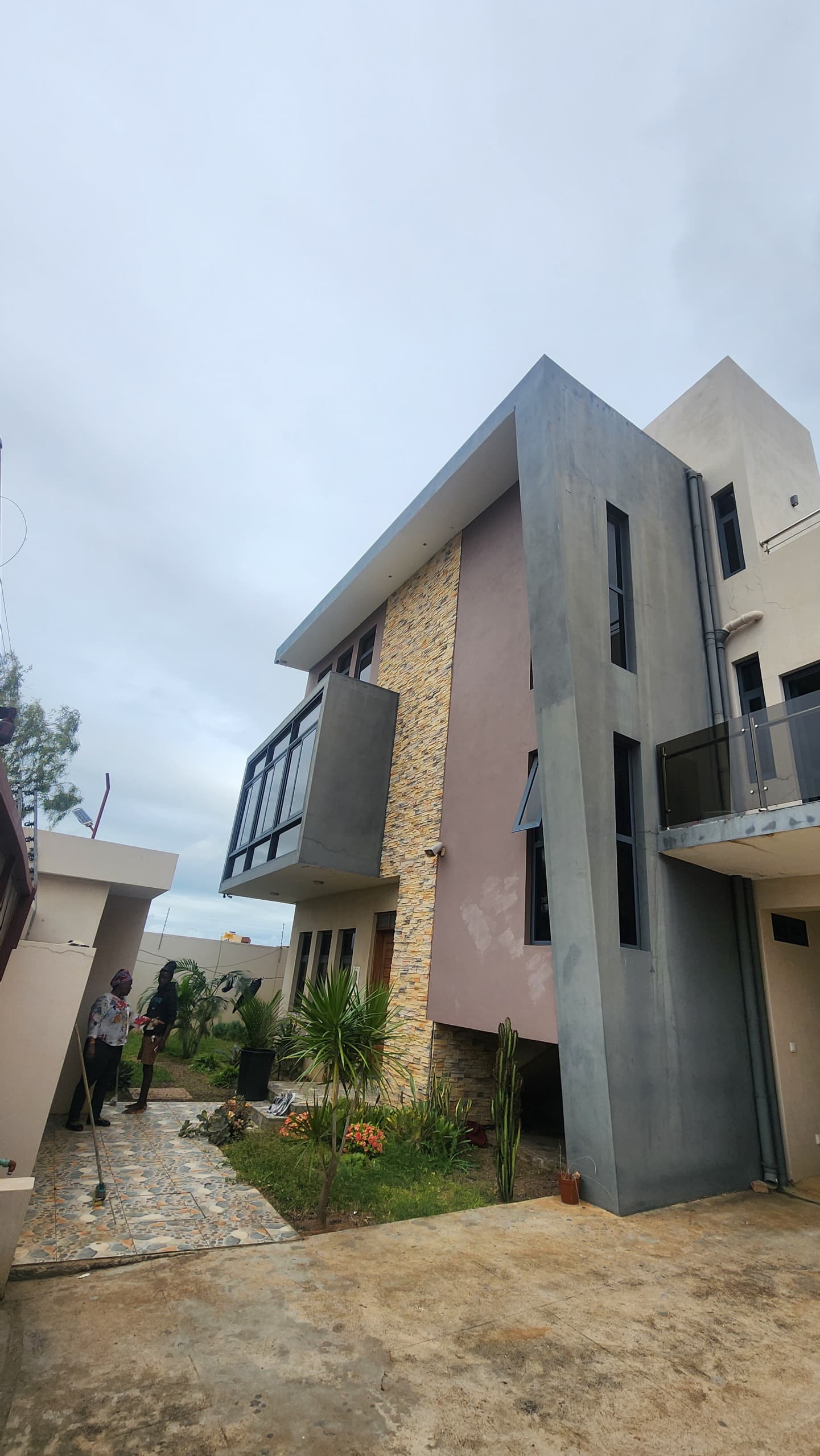 Luxuosa Moradia T3+1 Triplex no Bairro da Mapulene - 2679